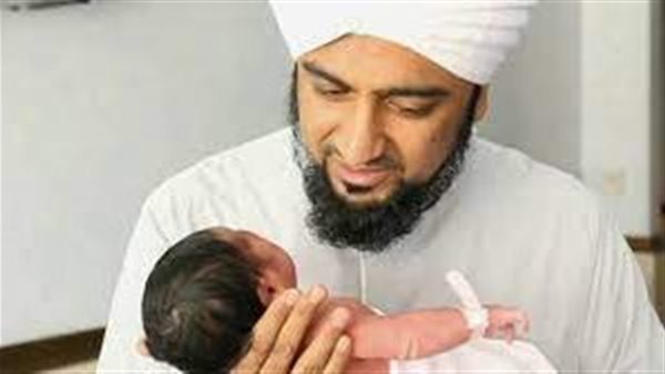 بصوت هادئ لماذا يتم ترديد الأذان في أذن الطفل حديث الولادة؟